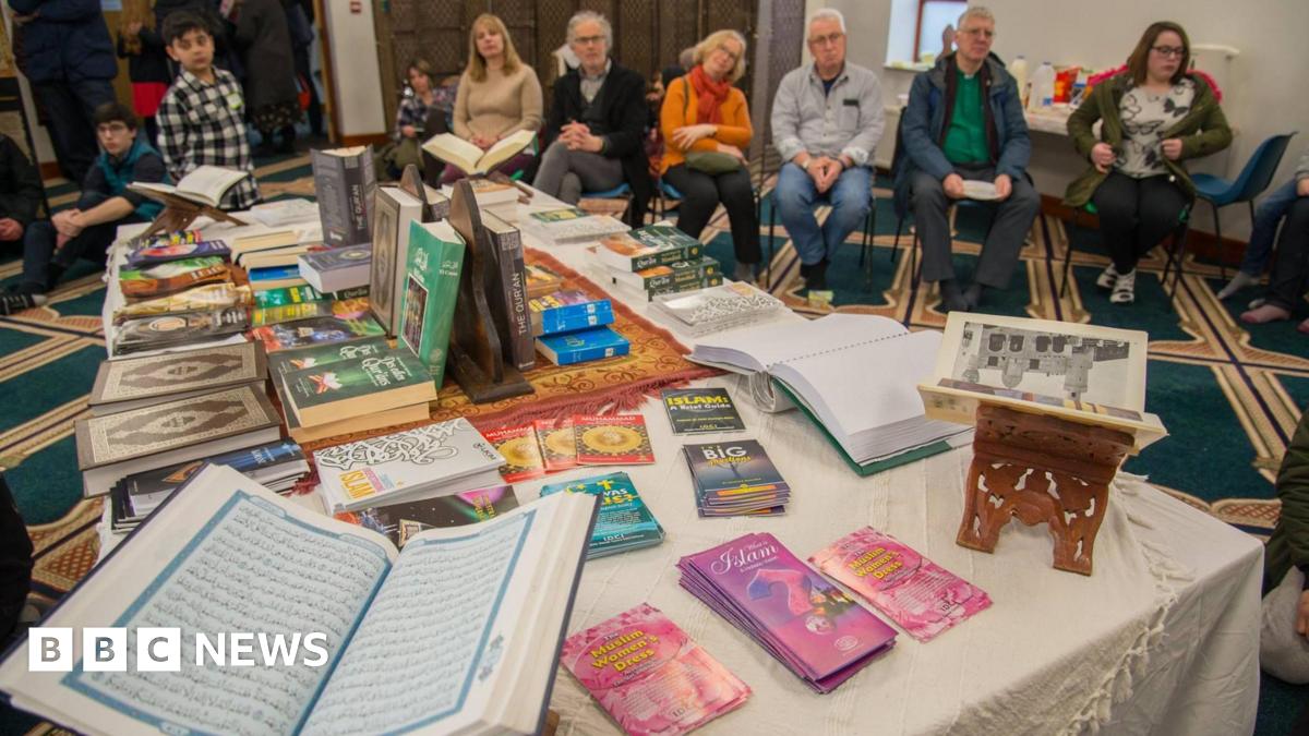 Peterborough mosque holds open day to promote community cohesion - BBC News