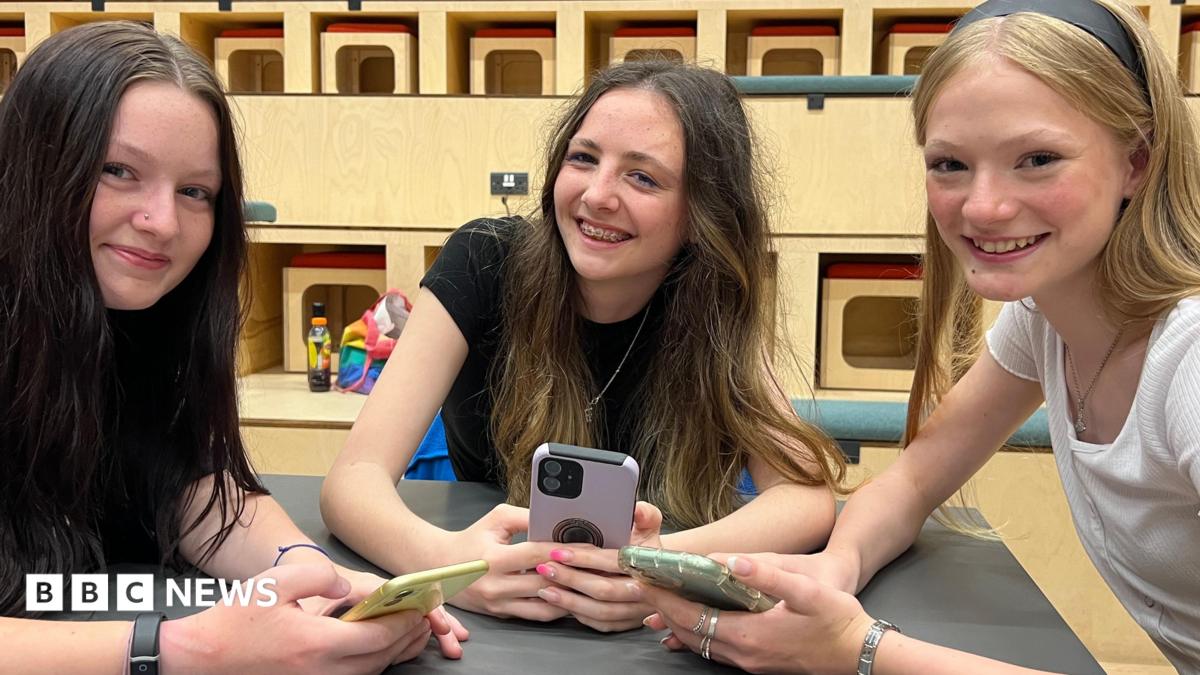 Only one in four children in Wales tell family about online life - BBC News