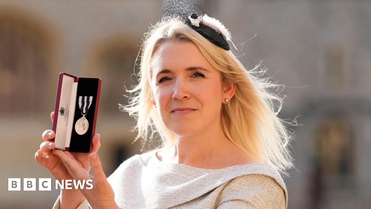 King's Medal awarded to detective who led Sarah Everard investigation - BBC News