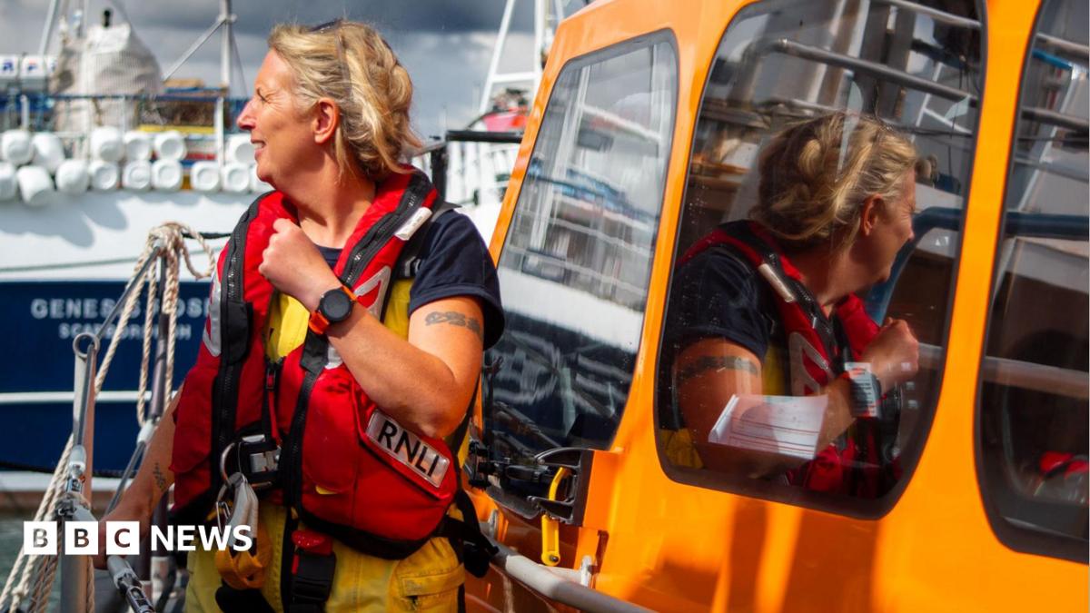 Sarah Berrey becomes Bridlington RNLI first female lifeboat helm - BBC News