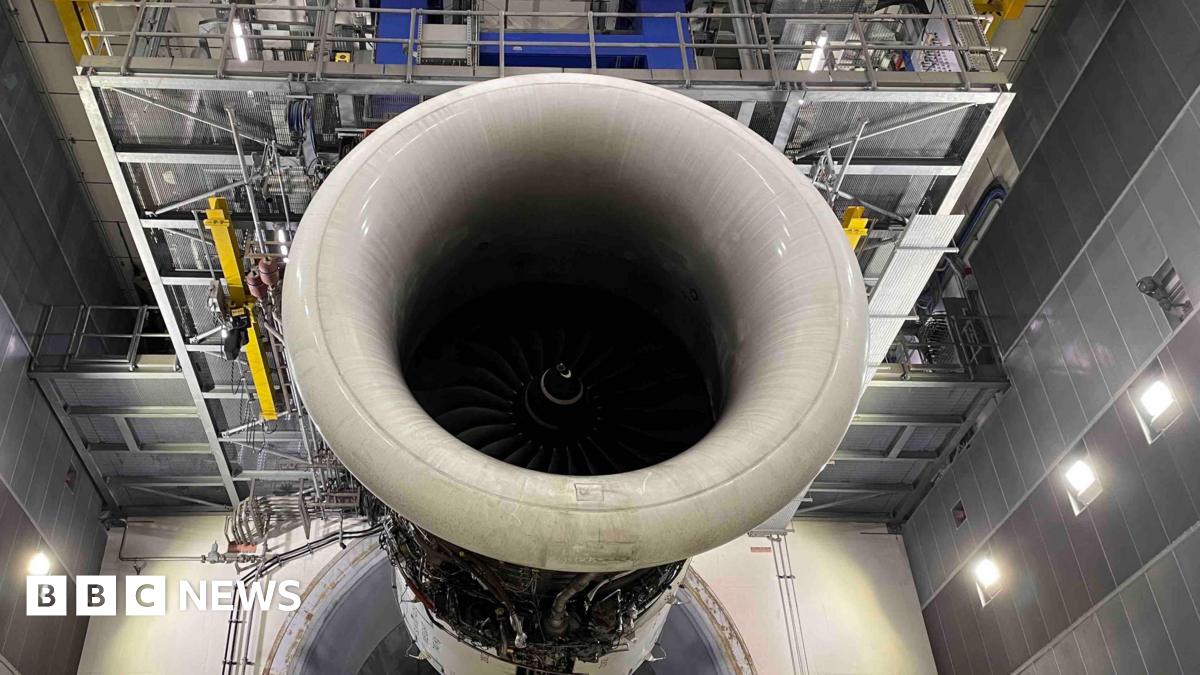 New Rolls-Royce technology prevents sand damage to jet engines - BBC News