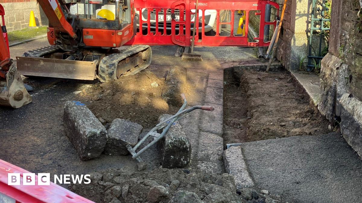 Work carried out to remove 'nuisance' ramp at Lostwithiel church - BBC News