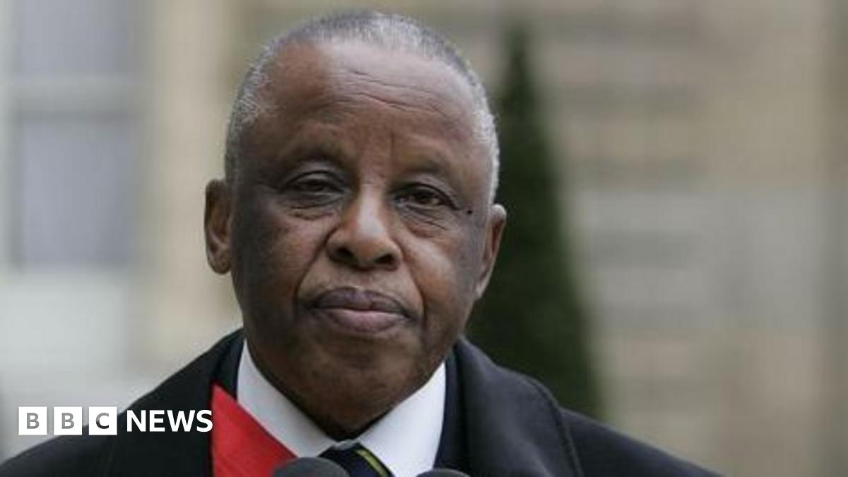 Festus Mogae: Former Botswana president dies aged 86 - BBC News