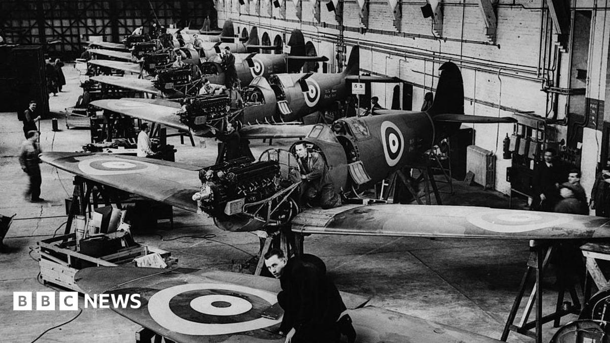 Spitfire plaques tell Southampton's 'terrific' wartime story - BBC News