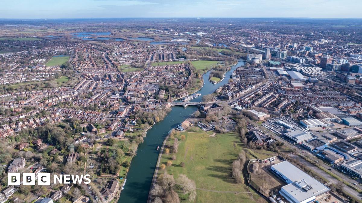 Six councils oppose new River Thames bridge in Reading - BBC News