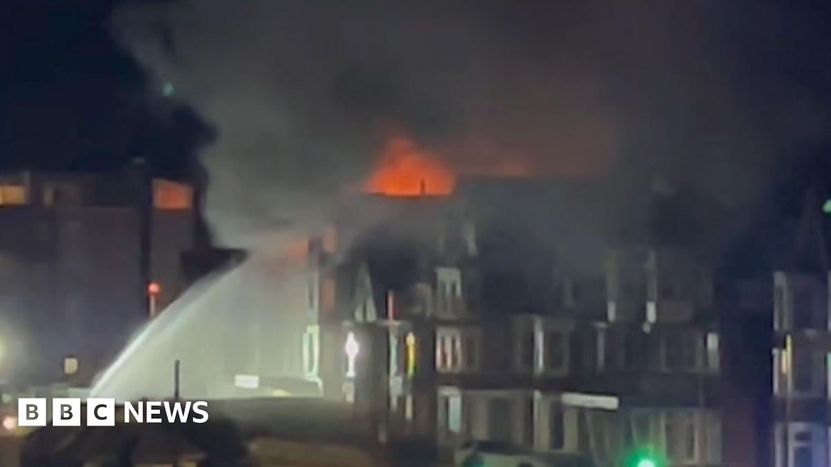 Fire breaks out at derelict Narrowcliff Hotel in Newquay - BBC News