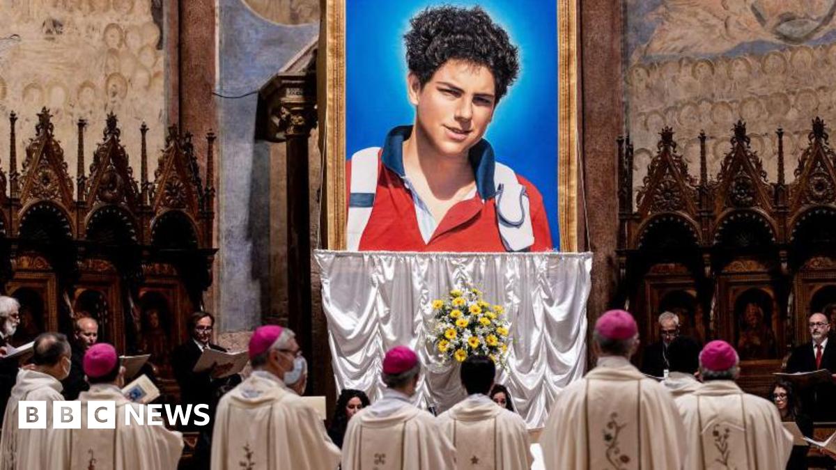 Pope clears way for 'God's influencer' to become a saint - BBC News