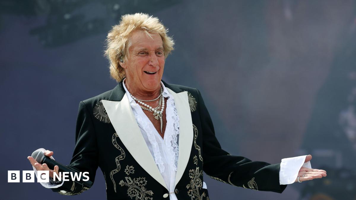 Rod Stewart fans party in Hinckley - 160 miles from Glastonbury - BBC News
