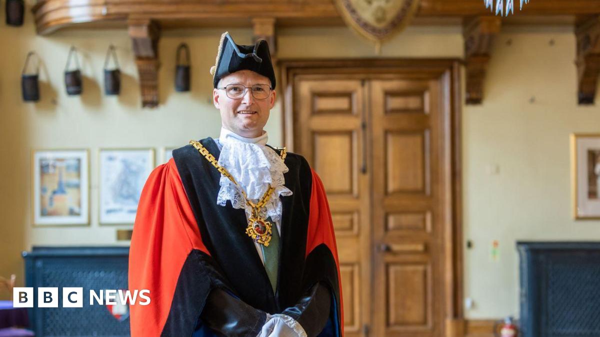 Worcester's mayor cuts meat from menu and goes plant-based - BBC News