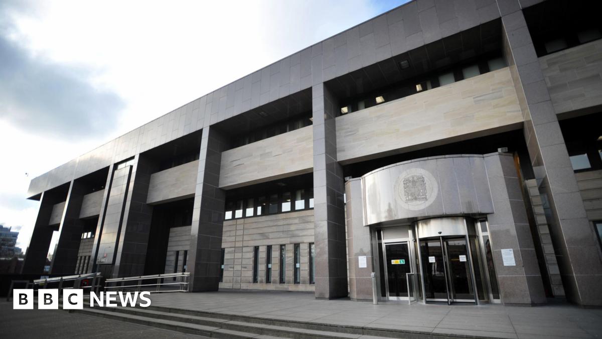 Six men arrested in gangland probe appear in court - BBC News
