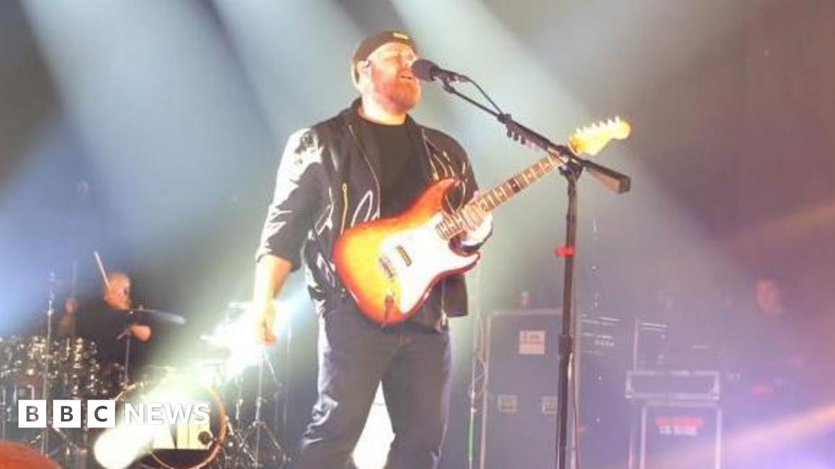 Tom Walker's secret Cirencester gig in memory of close friend - BBC News