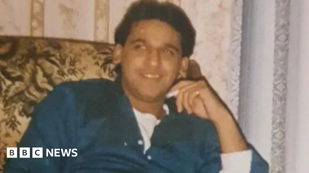 Bail for five arrested over 1994 Nottingham murder investigation - BBC News