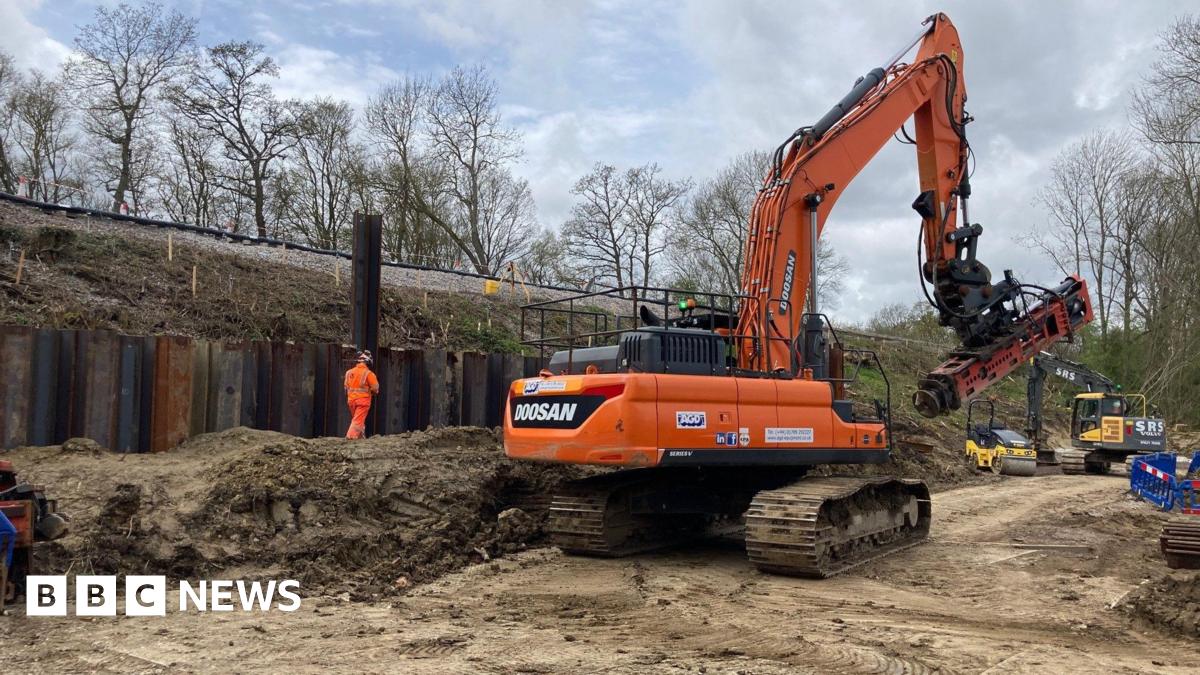 Network Rail: Tonbridge to Redhill closure due to climate change - BBC News