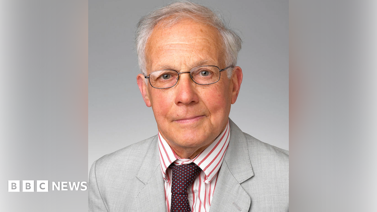 'Dedicated' former Walsall North MP David Winnick dies aged 92 - BBC News