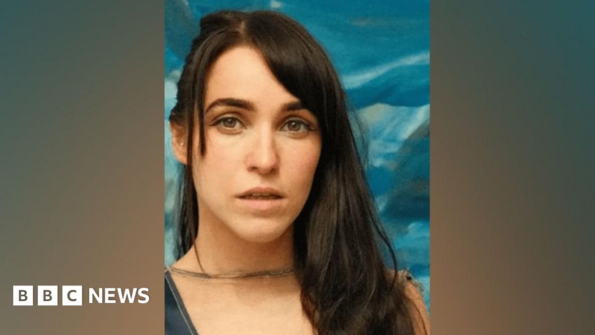 Sarah Cunningham: Body found in search for missing artist - BBC News