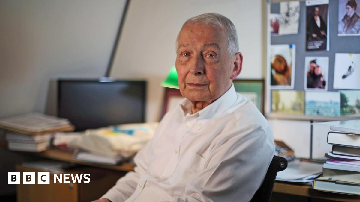 Memorial held for Birkenhead champion Frank Field - BBC News