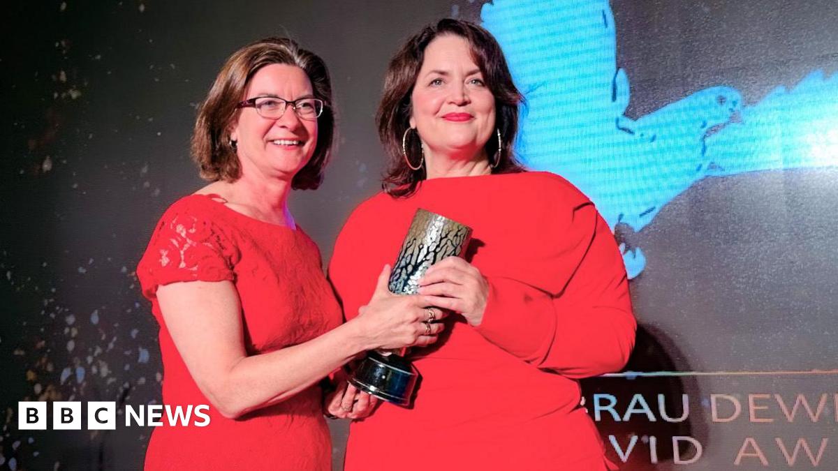 Gavin & Stacey: Ruth Jones to receive special St David Award - BBC News