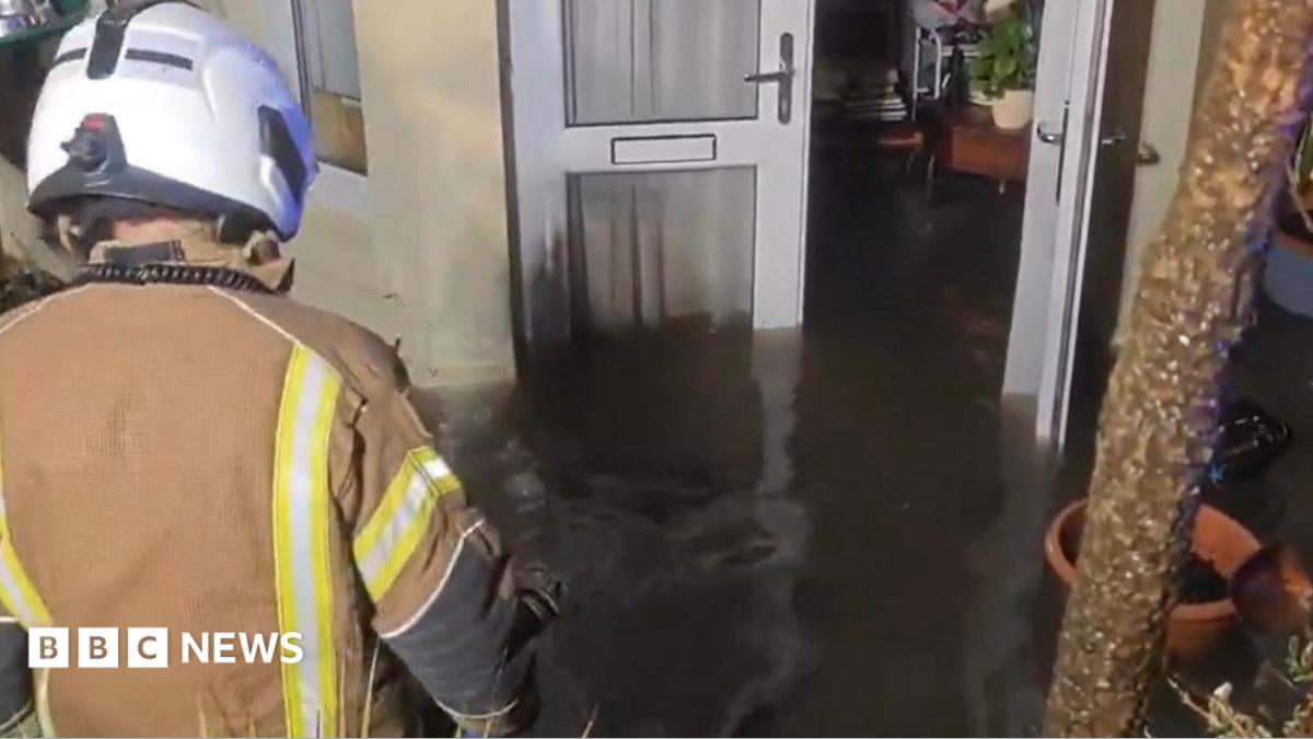 Littlehampton homes evacuated after overnight flooding - BBC News