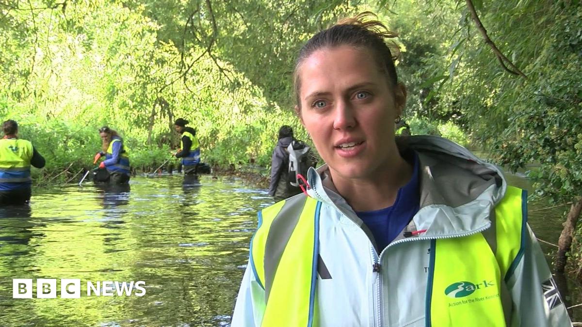 Rower Sam Redgrave joins in River Lambourn clean-up effort - BBC News