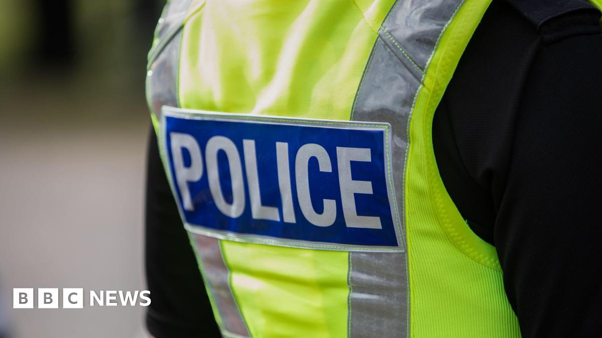 West Yorkshire police officer sacked for assaulting colleagues - BBC News