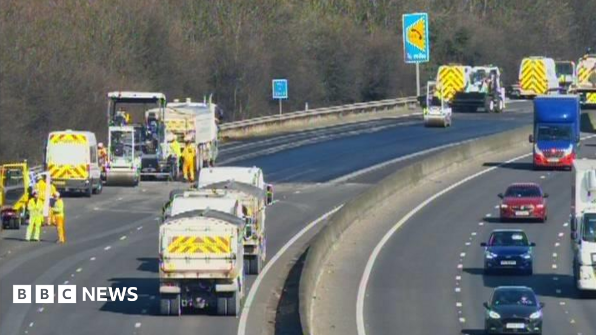 M1 in Derbyshire shut northbound for work after crash - BBC News