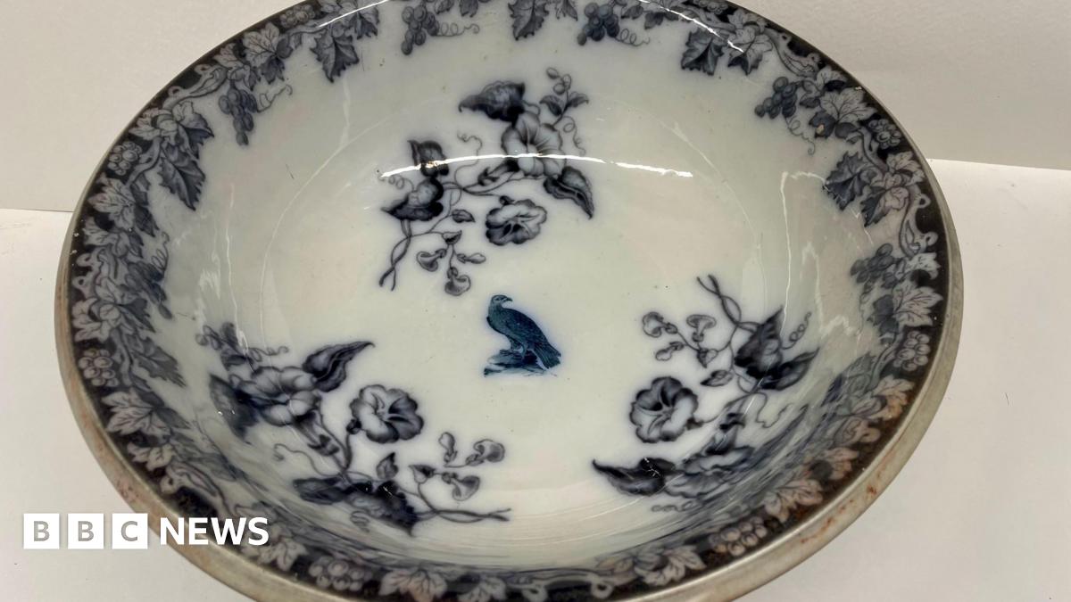 Public to see Arran shipwreck pottery for first time - BBC News