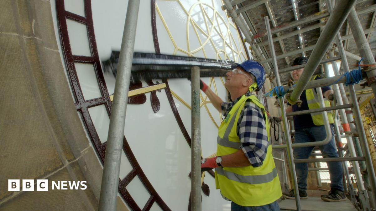 BBC Repair Shop experts help fix Manchester Town Hall's clock - BBC News