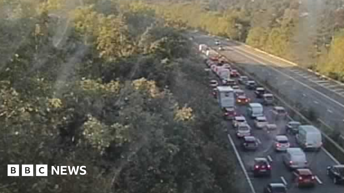 Car hits central reservation on A1(M) in Hertfordshire - BBC News