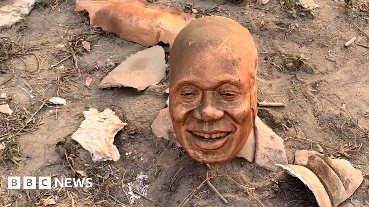 Ghana ex-president statue: Sculpture of Nana Akufo-Addo destroyed - BBC ...