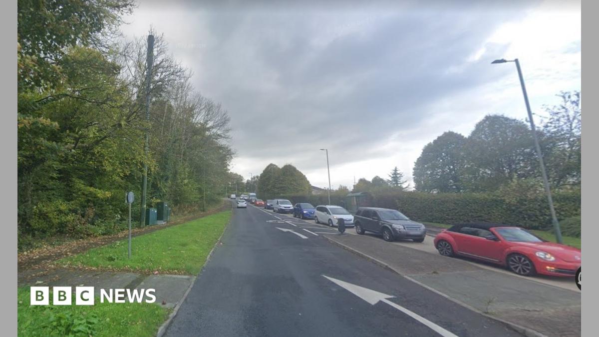Tredomen crash: A472 van driver Darren Medd from Merthyr dies - BBC News