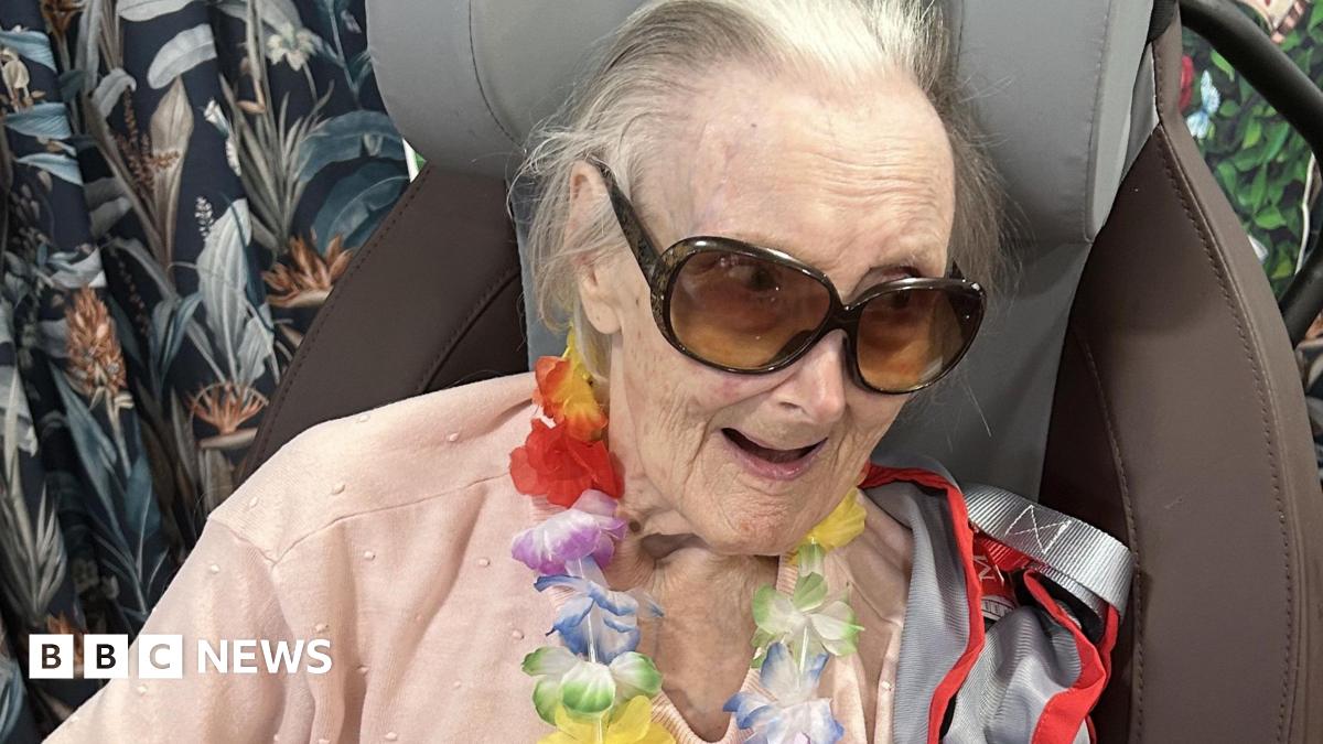 Crafted flowers plea for Salisbury veteran's centenary surprise - BBC News