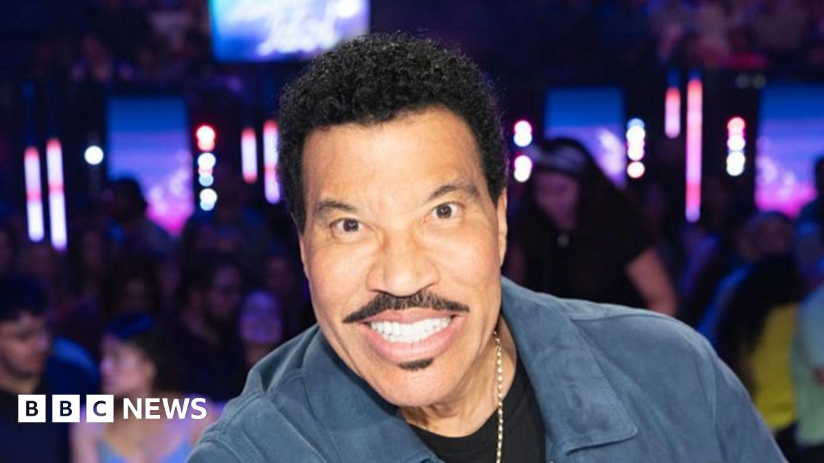 Lionel Richie: Singer recalls 'special' 2001 Belfast show - BBC News