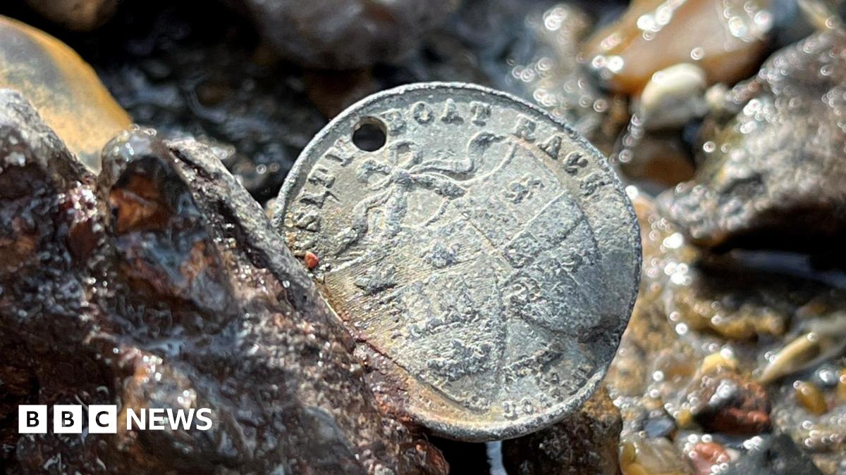 London mudlarks find souvenir of 1872's Boat Race in Thames mud - BBC News