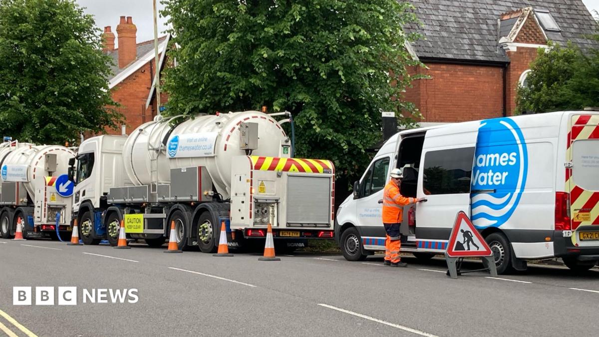 Swindon schools closed due to burst water pipe - BBC News