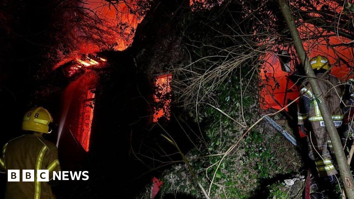 Cattistock: Fire rips through derelict village lodge - BBC News