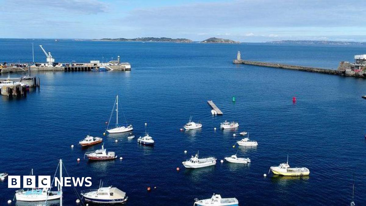 Guernsey Ports allows harbour dives on Christmas Day - BBC News