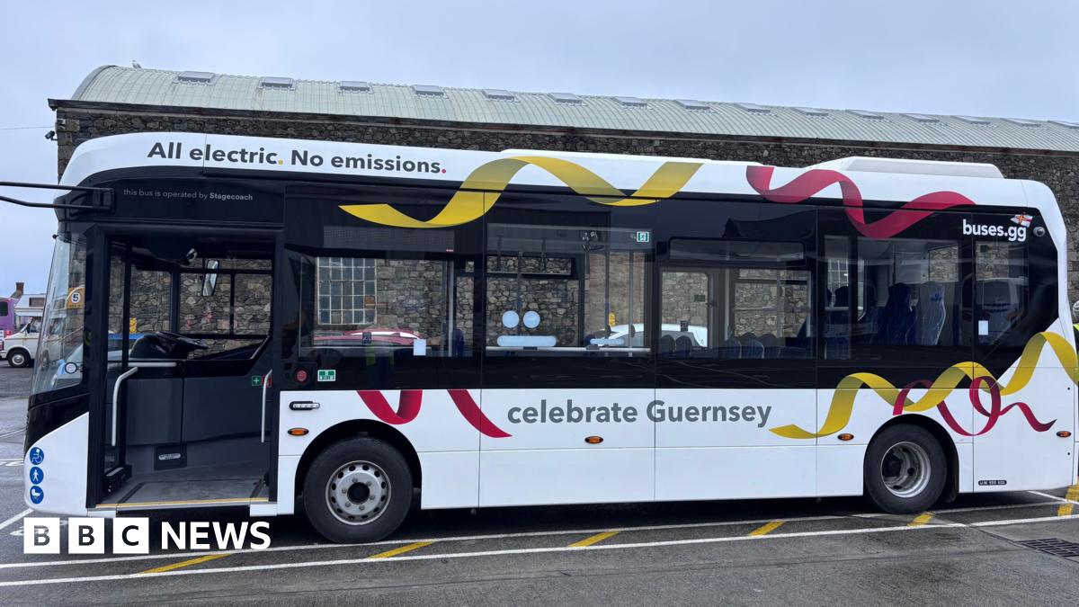 Pair of electric buses added to Guernsey's fleet - BBC News