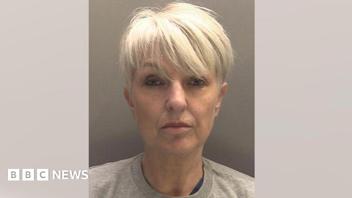 Liverpool prison officer who smuggled tobacco in bra jailed - BBC News