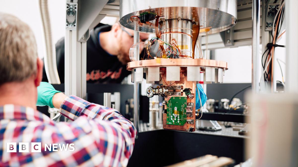 Oxford company unveils 'pivotal' quantum computing chip - BBC News