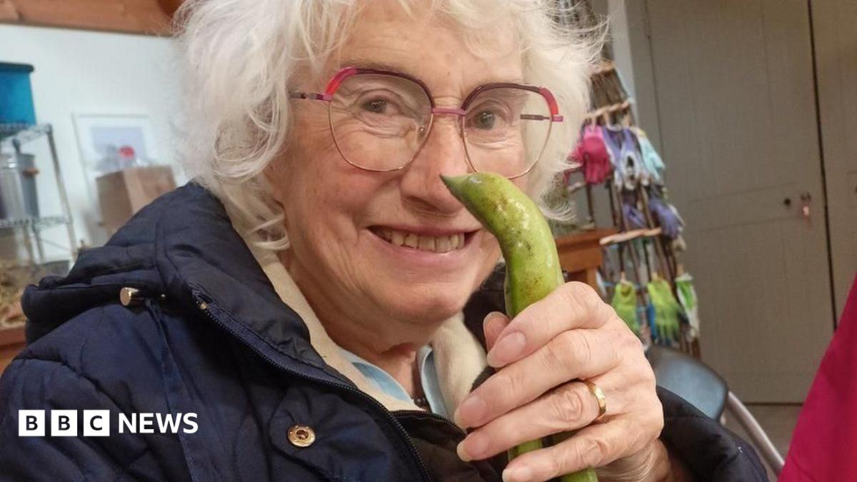'I was prescribed gardening for my dementia' - BBC News