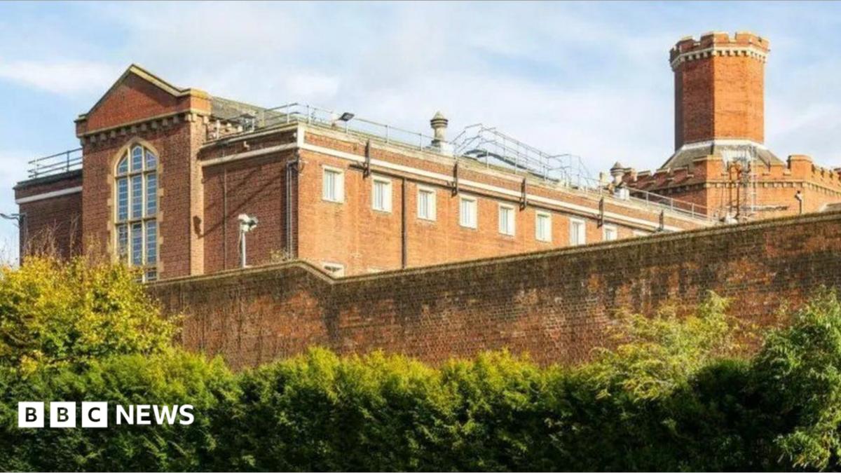 Reading Gaol: Police seek use of prison for firearms training - BBC News