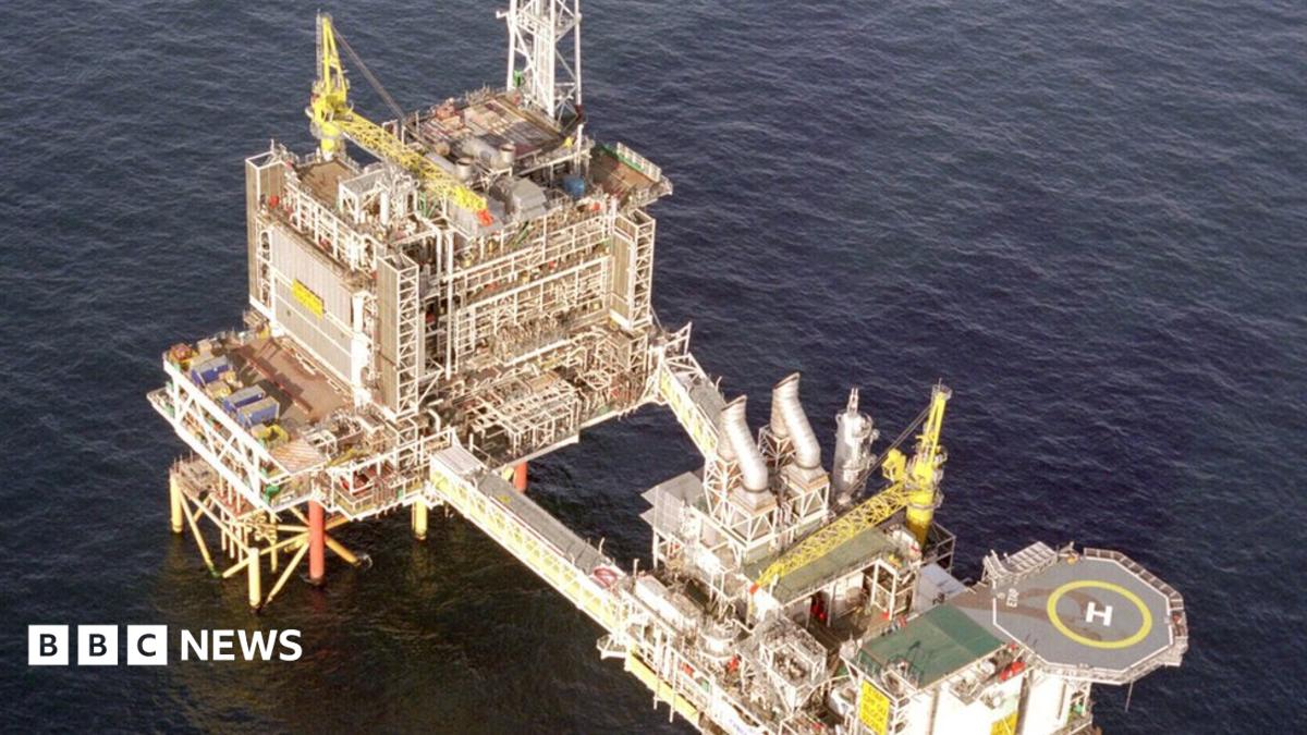 BP put workers in 'harm's way' over oil rig fire - BBC News