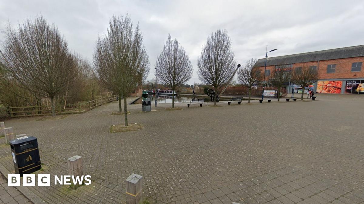 Woman taken to hospital after Ellesmere canal rescue - BBC News