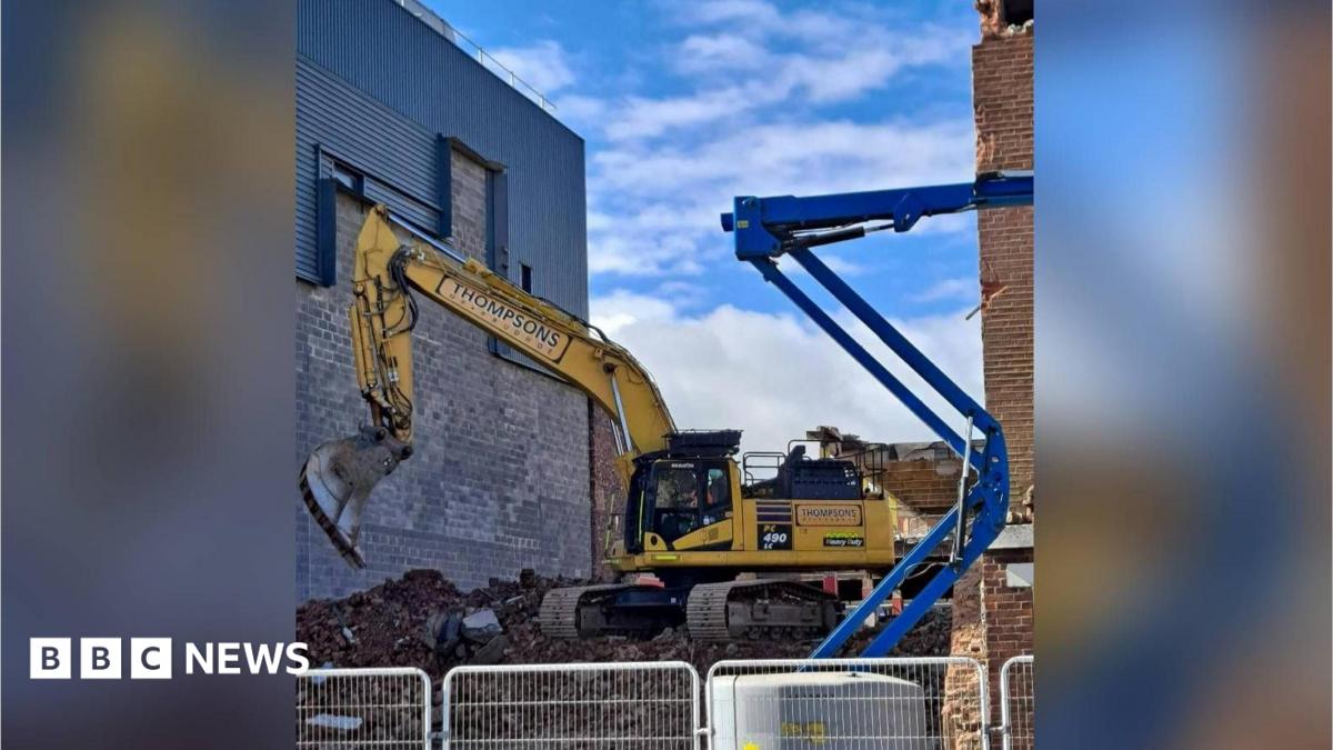Redcar: Demolition halted at site for new leisure park - BBC News