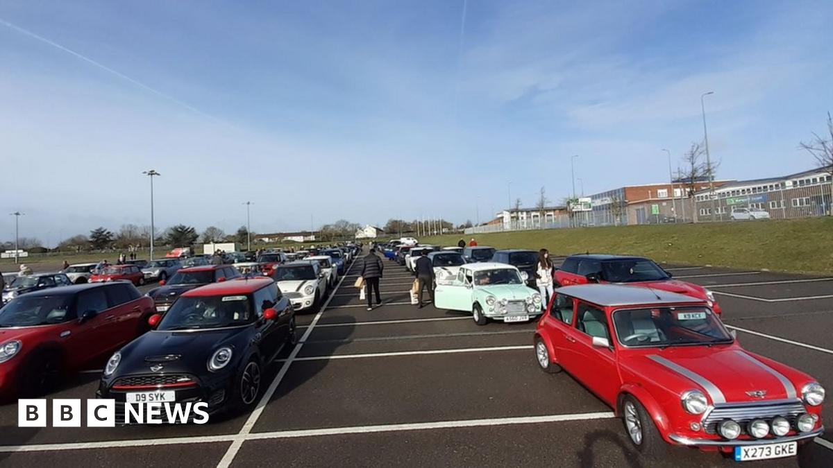 'Mile of Minis' take to the road in Cowley in aid of charity - BBC News