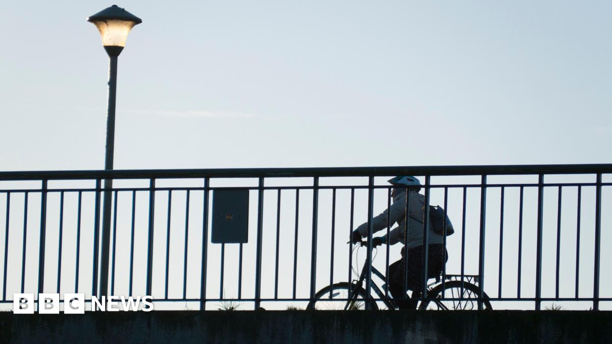 Oxford: Bus routes hit by Donnington Bridge weight restrictions - BBC News