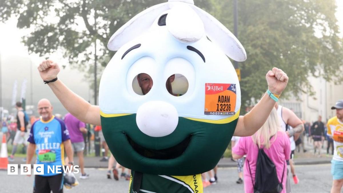 Great North Run 2023: Thousands tackle half marathon - BBC News