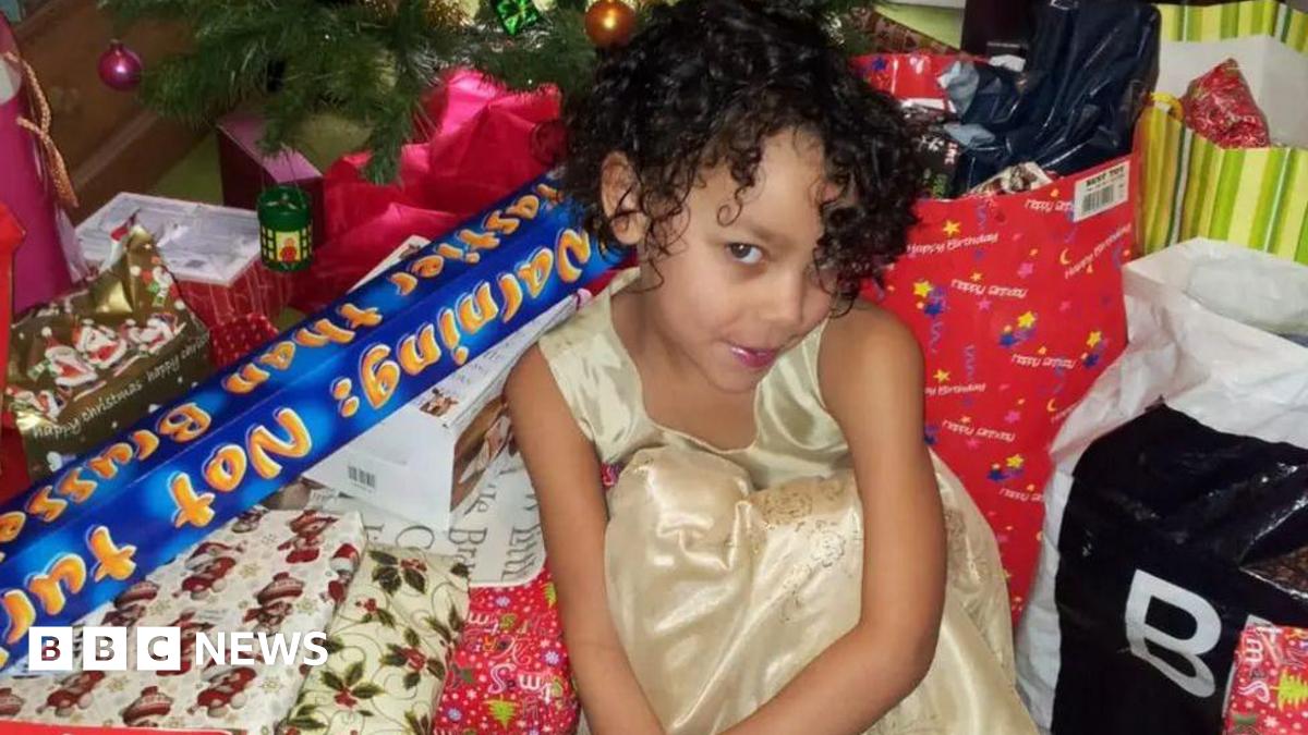 Aerosol deodorant dangers: Christmas awareness event in Derby - BBC News