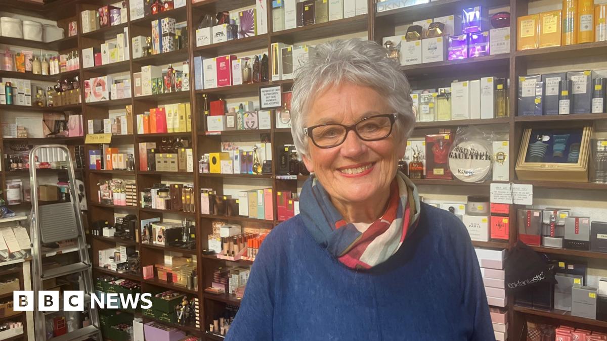 Traders express fears over Leigh indoor market's temporary move - BBC News