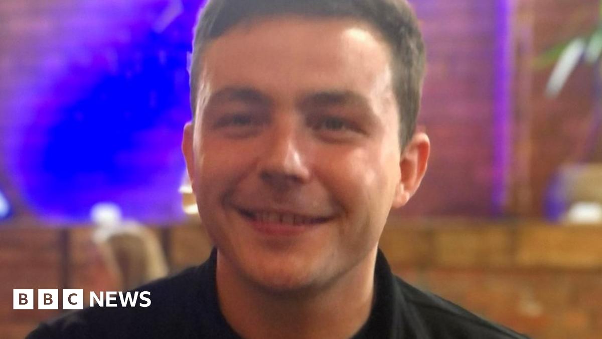 Two jailed for Huyton street murder of father-of-two - BBC News